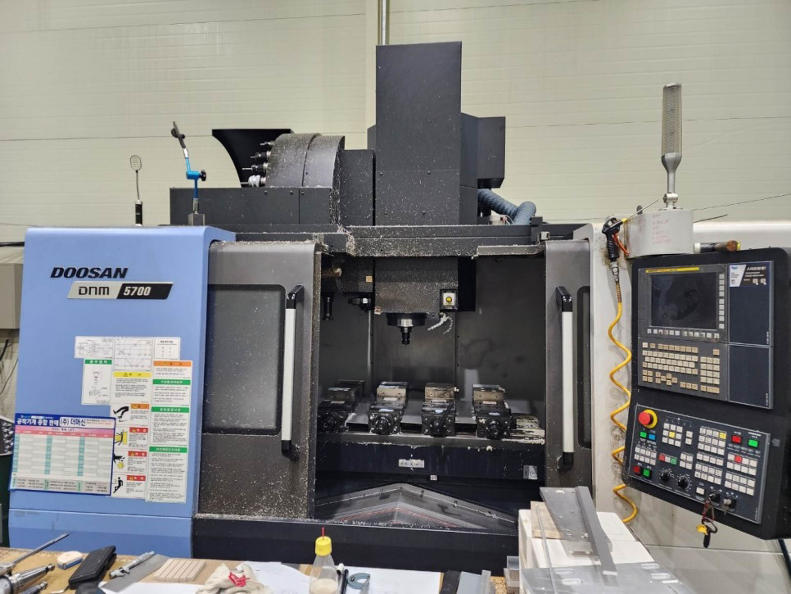 DOOSAN DN SOLUTIONS DNM 5700 Vertical machining center (2018) id10983 ...